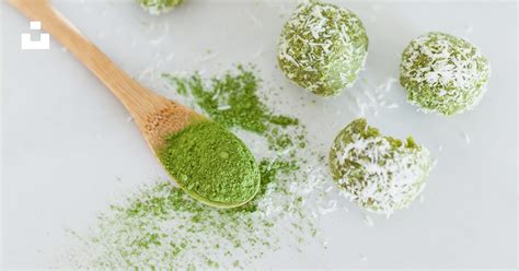 가루 설탕 한 병 옆에 녹색 가루로 채워진 나무 숟가락 사진 Unsplash의 무료 음식 이미지