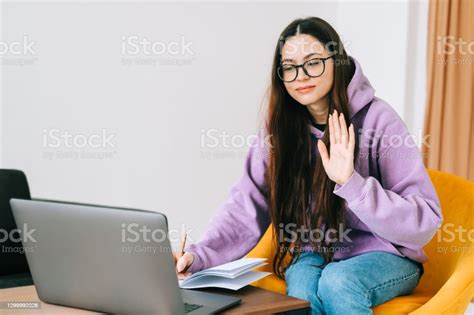 젊은 백인 여성 대학생은 책으로 공부하는 안경을 쓰고 집에서 멀리 떨어진 집에서 화상 통화를 사용하여 직조합니다 먼 교육 개념 개념에 대한 스톡 사진 및 기타 이미지