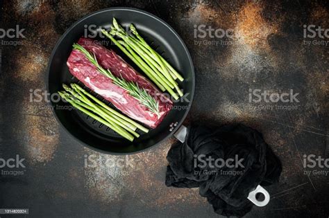 조미료와 로즈마리 주철 프라이팬 오래된 어두운 소박한 배경 상단 보기 플랫 레이 텍스트 복사 공간이있는 신선한 생 쇠고기 안심