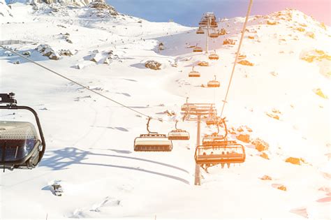 화창한 날에 힐랜드 알파인 산 겨울 리조트의 스키 리프트 로프 웨이 스키와 스노우 보드를 즐기는 스키 체어 리프트 케이블 방법 겨울에 대한 스톡 사진 및 기타 이미지