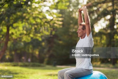 남자는 블루 요가 공 요가 공원에서 접전 된다 그는 공을 높이 그의 손에 앉아 가족에 대한 스톡 사진 및 기타 이미지 가족 건강한 생활방식 경기 스포츠 Istock