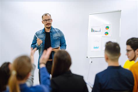 플립 차트 프리젠 테이션을주는 남성 비즈니스 코치 스피커 20 24세에 대한 스톡 사진 및 기타 이미지 20 24세 25 29세 경영자 Istock