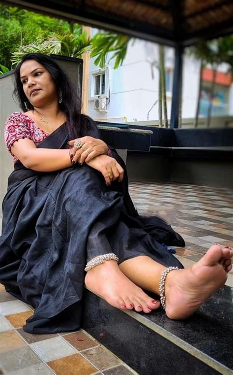 Pin By Maiyarasu On Feet In Saree Beautiful Dresses For Women Curvy
