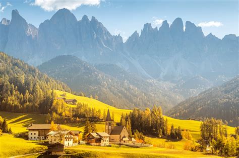 이탈리아의 돌로미티 푸 네 스 계곡에서 유명한 여행 목적지 발 디 푸 네 스와 산타 막달레나 마을가을에 록 키 알프스와 함께 배경 0명에 대한 스톡 사진 및 기타 이미지