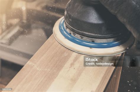 에 머리 휠 수동 전기 연 삭 기 나무 상자 보드 Grinds 가구 만드는 일 워크샵입니다 나무 제품 만들기 전기사포에 대한 스톡 사진 및 기타 이미지 Istock