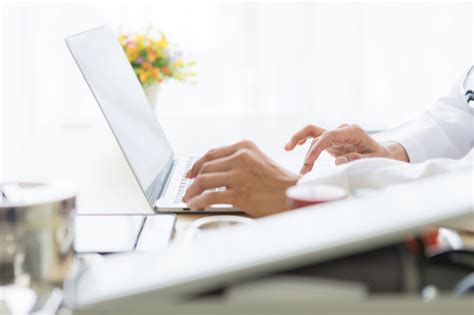 랩톱 컴퓨터로 작업하고 병원 배경의 나무 테이블에 서류에 쓰기 여성 의사의 클로즈업 건강 진단에 대한 스톡 사진 및 기타 이미지 건강 진단 건강관리와 의술 긍정적인