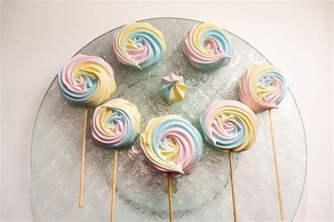 회전하는 제과 접시에 갓 구운 수제 맛있는 머랭 어린이와 성인을 위한 제과 장식 토핑이 있는 다양한 색상 0명에 대한 스톡 사진 및 기타 이미지 Istock