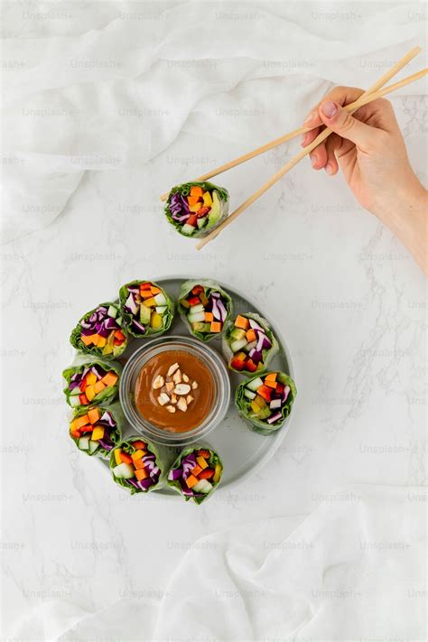 음식 접시 위에 젓가락을 들고 있는 사람 사진 Unsplash의 채식주의 이미지