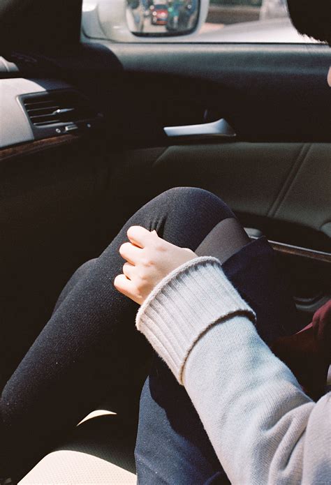 무료 이미지 손 소녀 포도 수확 운전 귀엽다 필름 비슷한 물건 다리 초상화 차량 학생 니콘 스티어링 휠