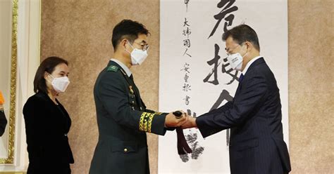 문 대통령 준장 진급자에 삼정검 수여 국방개혁 강조