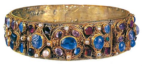 Crown of Empress Kunigunde | Средневековые ювелирные изделия, Древние ...