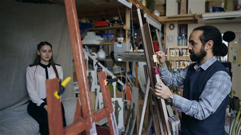 캔버스 아트 스튜디오 포즈 그 젊은 여자 동안에 인간의 얼굴의 조각품을 만드는 조각가 남성에 대한 스톡 사진 및 기타 이미지 남성 미술 교실 예술가 Istock