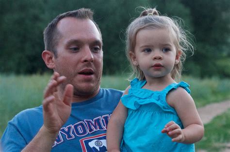 Безплатна снимка човек хора играя мъжки изражение на лицето усмивка семейство бебе