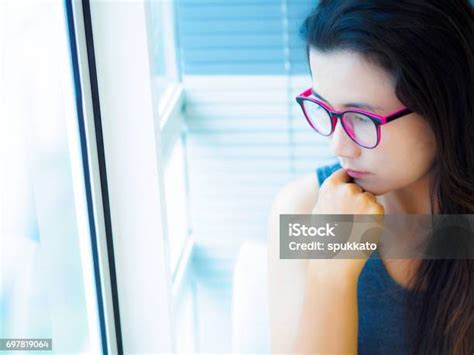 혼자 앉아서 창문을 통해 보고 슬픈 여자 착용 안경의 흑인과 백인 감정에 대한 스톡 사진 및 기타 이미지 감정 고독 개념 고독 부정적인 감정 표현 Istock