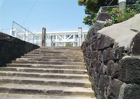 健康診断の帰り道、ふと立ち寄った場所。思い出の階段と子供のころ遊んだ石遊び。そして神社。私にとっては懐かしい場所なのですが、この場所は鳥居の