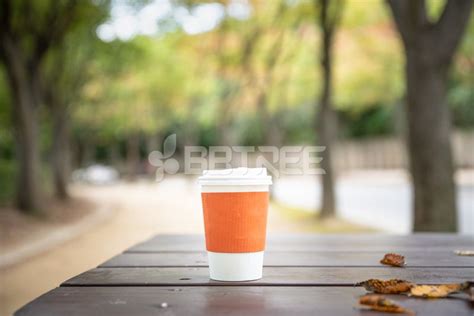 자연 배경의 정원에 나무탁자위의 커피 에스프레소 음료 모모 사진 음료수 컵 커피 테이블 종이 오렌지 티 머그