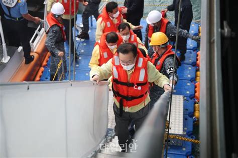 해군 한산도함 백신접종 현장 방문한 김부겸 총리