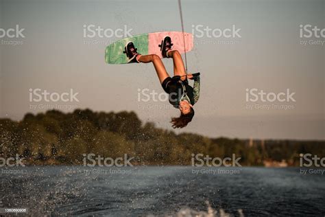 로프를 들고 웨이크 보드에 점프를 만드는 여성 라이더의 아름다운 전망 수상 스포츠 활동 웨이크 보드에 대한 스톡 사진 및 기타 이미지 웨이크 보드 익스트림 스포츠