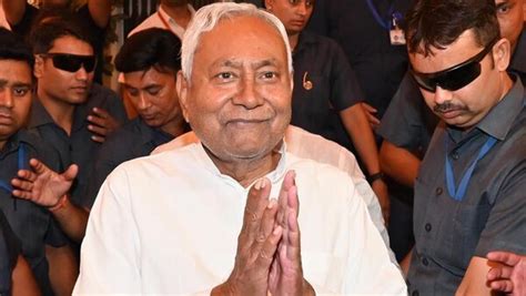 Nitish Kumar এবার কি আপনার পায়ে ধরব জমি সমীক্ষা শেষ করতে মরিয়া নীতীশ অফিসারের সামনে জোড়হাত