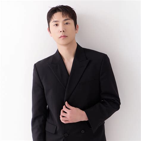 안녕하세요 남자 머리 정점 태호입니다 깔끔하고 세련된 드롭컷 스타일로 새로운 분위기를 연출해보세요 가닥가닥 자연스럽게 떨어지는 머리결이 멋스러운 느낌을 완성해줍니다