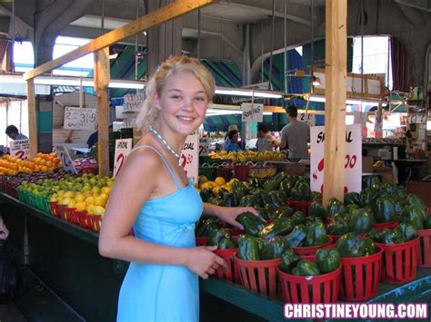 Christine Young Une Jeune Blonde Aux Gros Seins Exhibe Ses Superbes
