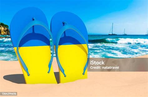 해변에서 우크라이나 어 플래그와 플립 플롭 우크라이나 리조트 휴가 투어 여행 패키지 개념 3d 렌더링 관광에 대한 스톡 사진 및 기타 이미지 Istock