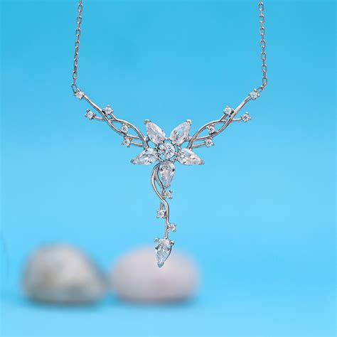 Beyaz Taşlı Manolya Çiçeği Kadın Gümüş Kolye Ücretsiz Hızlı Kargo