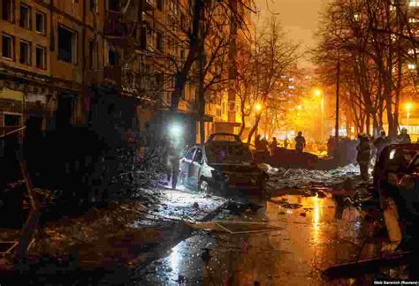 Наслідки російської ракетної атаки на Київ у фото розбиті домівки десятки поранених серед них