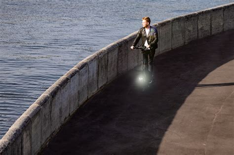 기술 친화적 인 전기 킥 스쿠터와 현대 사람 도시에서 거리에서 복사 공간을 가진 개념 마을에서 여행 25 29세에 대한 스톡 사진 및 기타 이미지 Istock