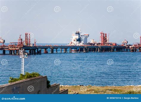 Wharf Loading Royalty Free Stock Image 17381278