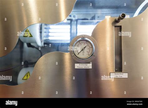 Pressure Indicator And Gas Flow Indicator In An Refinement Machine