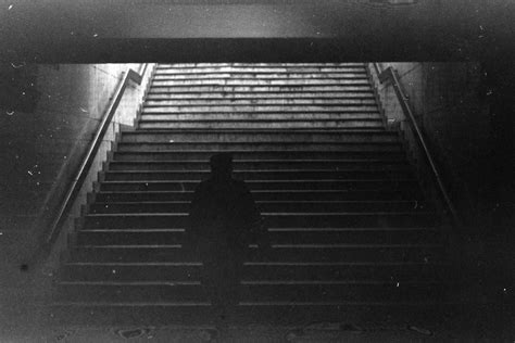 Bw 건축 걷고 있는 계단 고독 골목 굴복 한 그림자 길 껄끄 러운 높이 대조 도시 도시 설정 도시 정글 도시의 뒷모습 등산 메트로폴리스