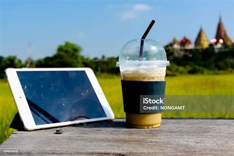 문자 메시지n 또는 광고 콘텐츠 여름 날 커피 브레이크 카페 동안 비즈니스 전자 책빈 복사 공간 화면홈 터치 패드에서 작업 야외 작업 0명에 대한 스톡 사진 및 기타 이미지