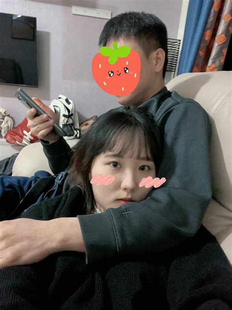 💓與老闆的戀愛日常💓 每次早上都想好好起床 結果老闆根本不讓我起來 •̀ •́ 🍉：「我要起來了！」 我剛坐起來 他馬上把我拽回去 👨‍💻：「不要。」 然後還從背後環抱住我 👨‍💻：「再