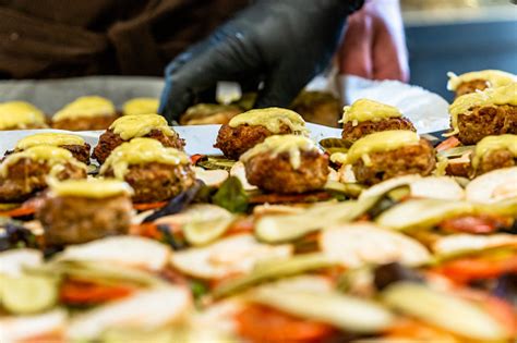 여성 요리사가 햄버거 재료를 얇게 썬 빵에 검은 장갑을 끼고 테이블에 펼쳐놓습니다 갈색에 대한 스톡 사진 및 기타 이미지 갈색 개체 그룹 건강한 생활방식 Istock