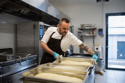 레스토랑 주방에서 실내에서 식사를 준비하는 전문 요리사 사진 Unsplash의 요리사 이미지