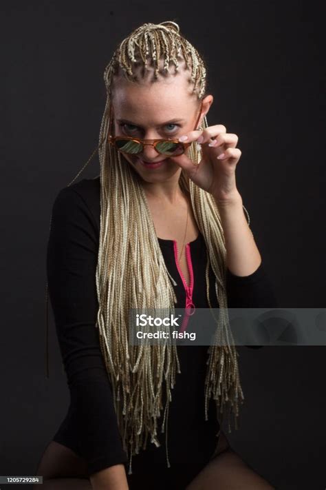 패션 촬영 여성 선글라스 Zizi의 기술에 공포 아프로 피그 테일에서 꼰 피그 테일의 형태로 창조적 인 다채로운 헤어 스타일 모션 에어 댄스 땋은 머리에 대한 스톡 사진 및