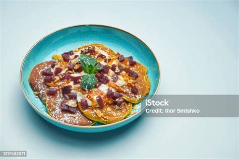 회색 배경에 고립 된 파란색 접시에 잼 사워 크림 호박을 곁들인 식욕을 돋우는 팬케이크 맛있는 아침 식사 0명에 대한 스톡 사진 및 기타 이미지 Istock