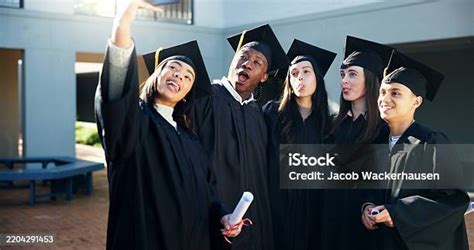 졸업 성공 교육 기억 및 졸업장을 위해 대학에서 친구들과 셀카 사진 학생 대학이 함께 하는 미래식 수료식 사진술 14 15 살에