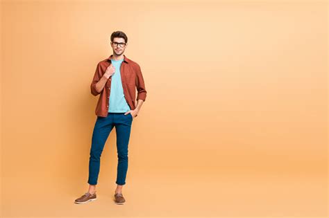 그의 그의 좋은 매력적인 콘텐츠 갈색 머리 남자 파트너 멋진 회사 이사 소유자 포즈 베이지 색 파스텔 배경 위에 고립 된 새로운 모습의 전체 길이 바디 사이즈 보기 색상