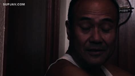 In The Few Minutes When Her Husband Isnt Looking The Young Wife Gets Creampied By Her Father