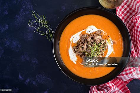 구운 포스와 호박 수프의 맛있는 크림어두운 테이블에 그릇에 쇠고기 다진 고기로 만든 고기 추수 감사절 상단 보기 오버헤드 가을에