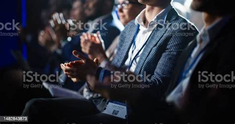 동기 부여 기조 연설을하는 동안 어두운 컨퍼런스 홀에서 박수를 치는 사람들의 군중의 손에 가까이 다가가십시오 비즈니스 기술 서밋 강당 룸은 대표단으로 가득합니다 모임에 대한