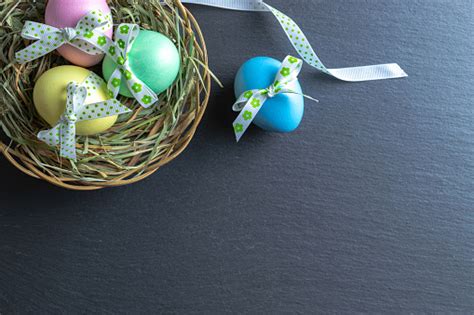 부활절 달걀 고립 해피 부활절 장식에 어두운 거친 돌 배경에 테이프 리본 다채로운 계란 플랫 레이 상단 보기 개체 그룹에 대한 스톡 사진 및 기타 이미지 Istock