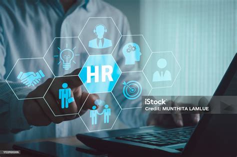 인적 자원 Hr 관리 개념입니다 사람 사람 비즈니스를 위한 직원 모집 기술 관리자는 사무실에서 팀과 랩톱 컴퓨터 온라인 회의로 작업합니다 인간 관계 관리 가리키기에 대한