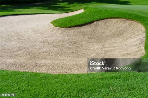 골프 코스 샌드 핏 벙커 아름다운 모래 구멍을 둘러싼 푸른 잔디는 골퍼에게 가장 어려운 장애물 중 하나이며 골프 코스의