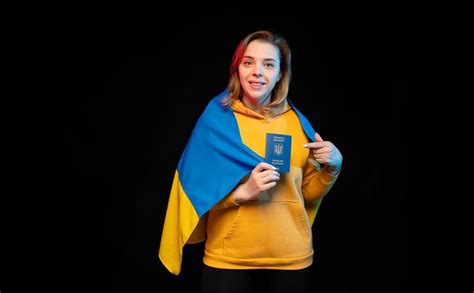 Linda Garota Ucraniana Com A Bandeira Do Estado Nacional Da Ucr Nia E Passaporte Em Fundo Preto