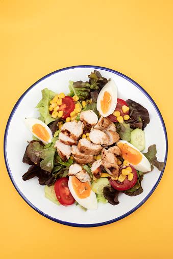 토마토 통조림 옥수수 오이 양상추 아보카도 삶은 달걀 및닭고기로 만든 맛있는 가벼운 야채 샐러드 0명에 대한 스톡 사진 및 기타 이미지 Istock