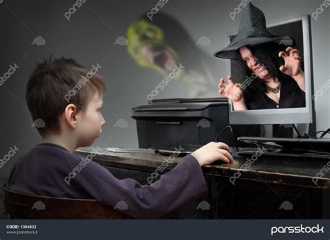 پسر بچه در حال بازی آنلاین کامپیوتر مفهوم واقعیت مجازی 1304832