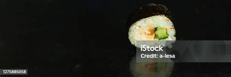 스시 롤 연어 물고기 비행 생선 알 야채 생강 와사비 쌀과 노리 테이블 상단 보기 장소 복사 공간 텍스트 음식 배경 소박한 0명에 대한 스톡 사진 및 기타 이미지 Istock